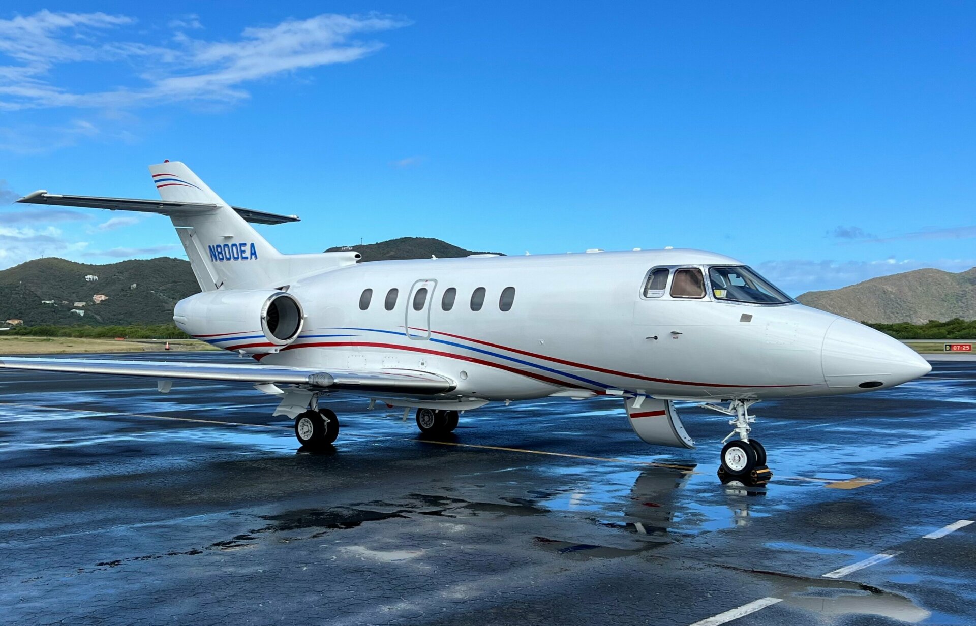 Hawker 800XP/900XP - Fleet - Private Jet Charter & Aircraft Management ...